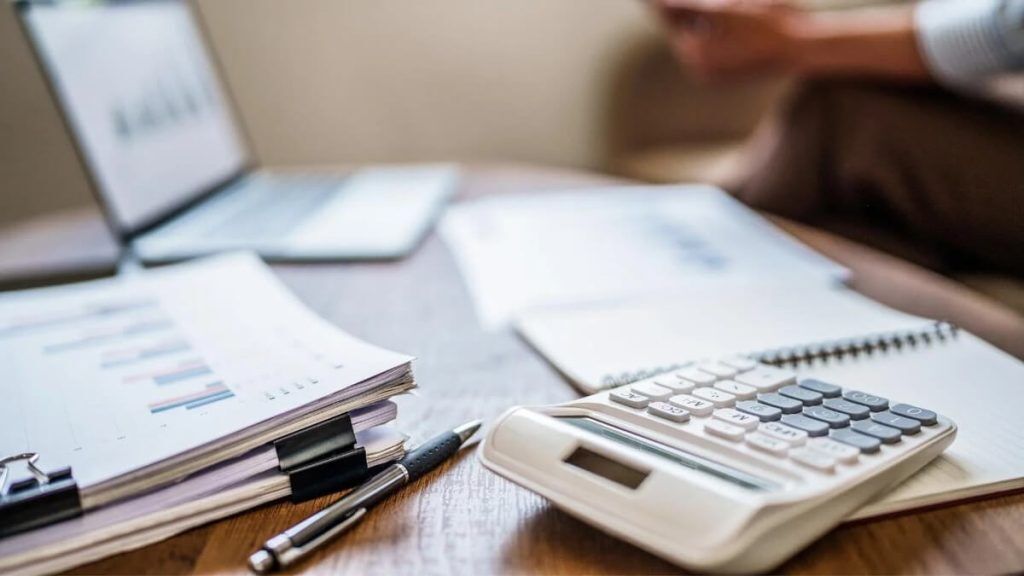 What is the AMT (Alternative Minimum Tax) and How Does it Apply to ISOs ...